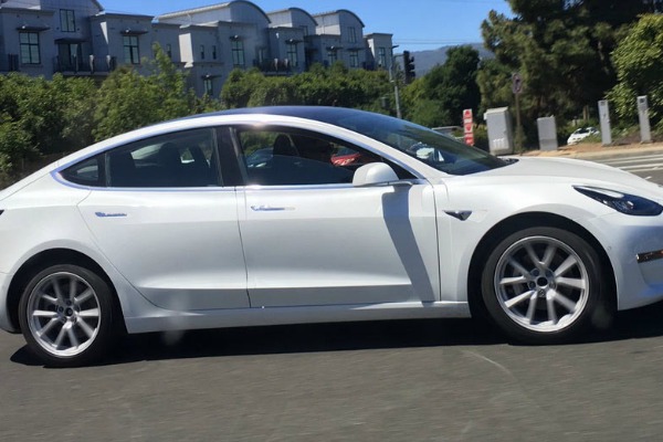 Novi Tesla Model 3 uhvaćen u saobraćaju