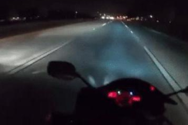 Samoubilačka vožnja motocikla kroz iglene uši Samoubilačka vožnja motocikla kroz iglene uši