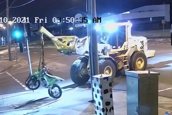 Pokušao da ukrade kroserice uz pomoć teške mehanizacije