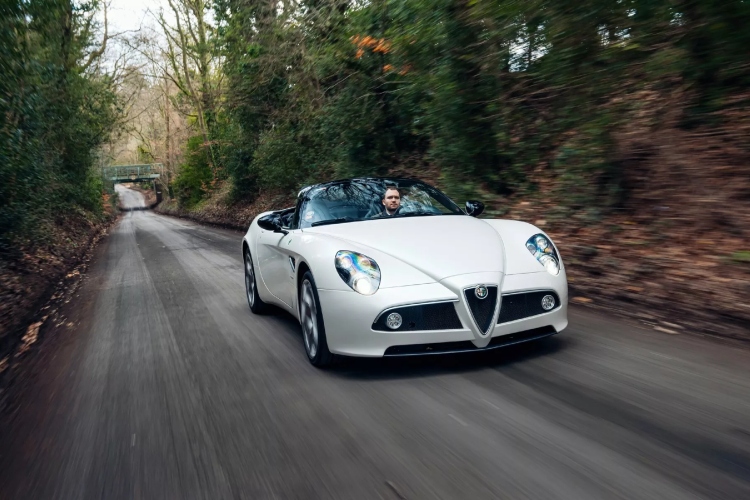 Alfa Romeo 8C Spider iz 2010. godine predstavlja pravi dragulj ...