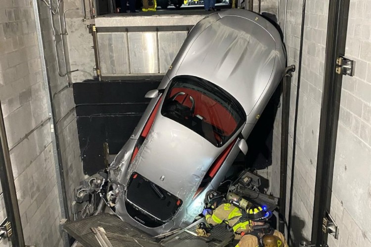 Skupoceni Ferrari propao u okno lifta